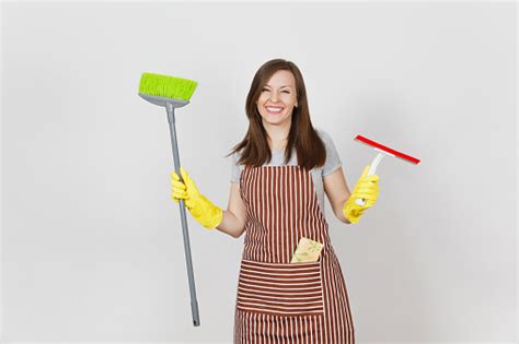 젊은 미소 주부 스트라이프 앞치마 노란색 장갑 흰색 배경에 고립에서 가 정부 여자 청소 녀 들고 연소 빗자루 고무 롤러 광고에