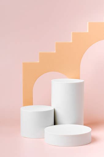 계단과 아치가있는 실린더 연단 제품 프리젠 테이션을위한 파스텔 색상의 다양한 기하학적 모양을 가진 추상적 인 배경 화장품을