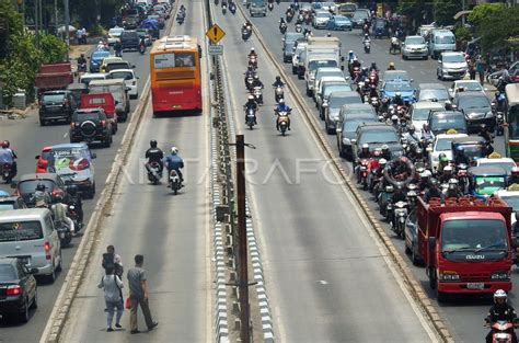 Pelanggaran Lalu Lintas Di Jalur Busway Antara Foto