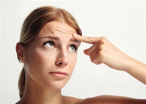 原因は「年齢」だけじゃない？！ おでこのシワの主な原因とは クリニックビザリア