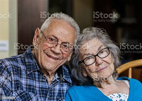 Melancholy Elderly 커플입니다 세로는 노인 커플에 대한 스톡 사진 및 기타 이미지 노인 커플 80 89세