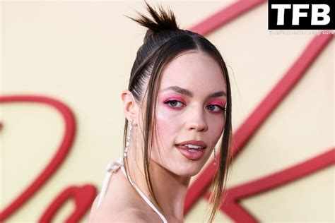 Claudia Sulewski Attends The La Special Screening Of Netflixs Do