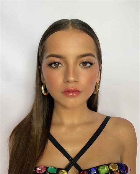 Isabela Moner Scrolller