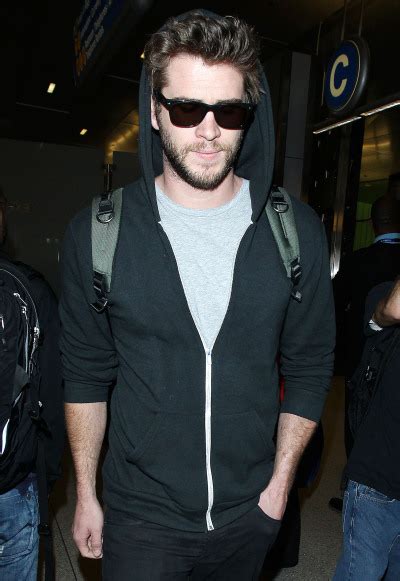 Liam Hemsworth Arrives At Los Angeles Internationa Tumbex