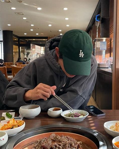 송중기 모자로도 못 가리는 훈훈함 [인스타]