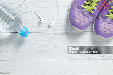 스포츠 평면 Copyspace 텍스트와 흰색 나무 바탕에 보라색 신발 및 운동 장비를 하다 개념 건강 한 라이프 스타일과 다이어트 0명에 대한 스톡 사진 및 기타 이미지