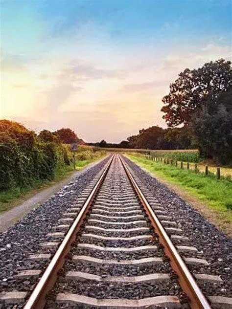 Indian Railways रेलवे ट्रैक पर क्यों बिछाए जाते हैं पत्‍थर जानिए यहां