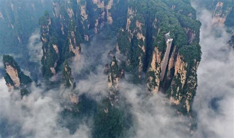 航拍云绕峰林间的张家界百龙天梯 搜狐大视野 搜狐新闻