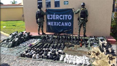 México Civiles Ayudan A Militares A Resguardar Del Viento La Bandera