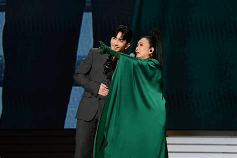 汪明荃演唱會晒舞技做一動作份外小心！大批藝人捧場 神隱星二代契女贈花賀阿姐 星島日報