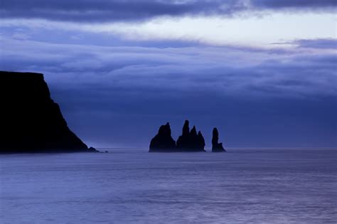 Reynisdrangar Reynisfjar 해변 검은 모래 바위의 유명한 현무암 바다 스택을 Vik 아이슬란드 남부에 있는