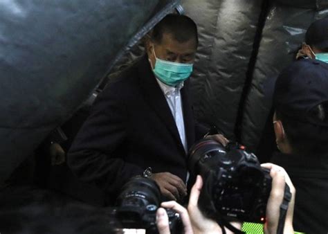 黎智英再次被戴手铐押上囚车 走临时通道抵达收押所凤凰网