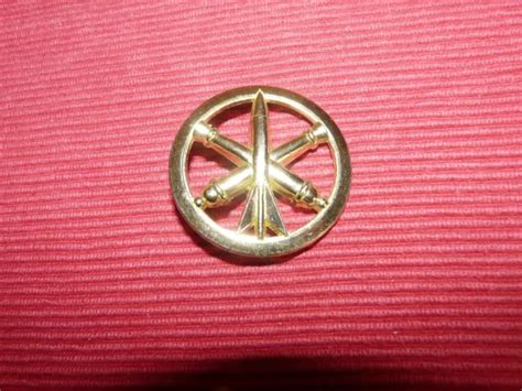 INSIGNE MILITAIRE DE béret coiffure Artillerie Delsart ref 420136 EUR