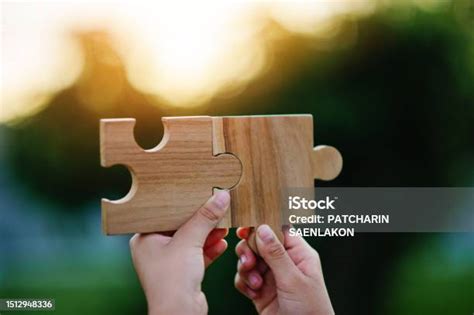 Jigsaw Di Tangan Potongan Puzzle Yang Sangat Penting Untuk Kesuksesan