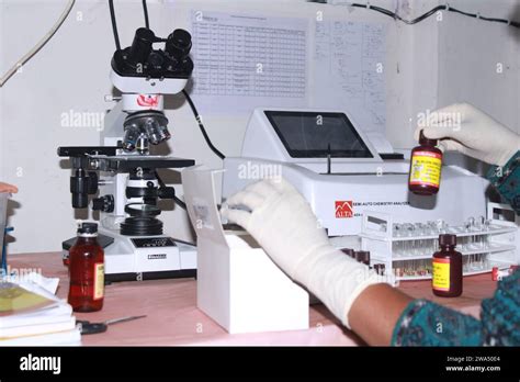 Laboratory Employee Hi Res Stock Photography And Images Alamy