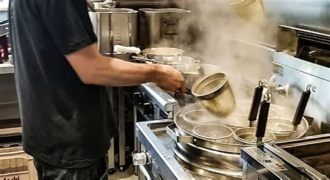 キッチンスタッフ 正社員 募集初心者歓迎らーめん鱗 茨木店