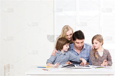 幸福的家庭。父母和孩子在一起订婚。