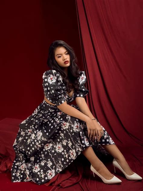 မေမေရဲ့ အင်္ကျီလေးနဲ့ ဖက်ရှင်ကျကျလေးမိမိုက်ကာ အထာကျကျပိုစ့်တွေပေးရင်းလန