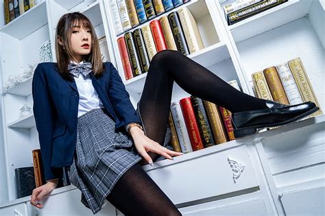 女性たち、 モデル、 アジア人、 ブルネット、 コスプレ、 学校の制服、 座っている、 ビューアを見て、 別れた唇、 パンスト、 本棚、 屋内