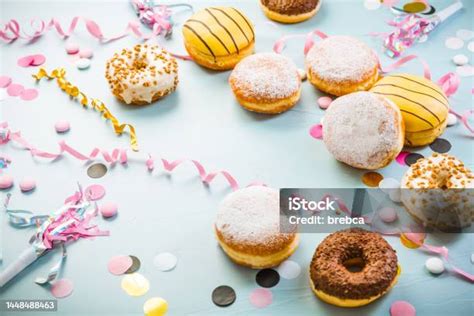 카니발과 파티를위한 전통적인 베를린 스트리머와 색종이를 곁들인 독일 크라펜 또는 도넛 베를린에 대한 스톡 사진 및 기타 이미지 베를린 케이크 색종이 조각 Istock