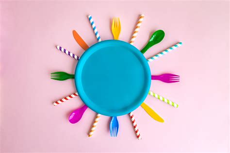 파스텔 장미에 고립 된 여러 가지 빛깔의 식기와 마시는 빨대의 상단보기 아이디어에 대한 스톡 사진 및 기타 이미지 아이디어