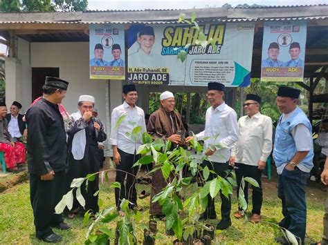 Jaro Ade Memberikan Bibit Pohon Kemenyan Kepada Kelompok Tani Di Desa