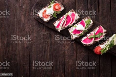 크림 치즈와 신선한 오이 무 토마토 Arugula 모 짜 렐 라와 샌드위치 Crispbread와 신선한 건강 한 전채 간식입니다