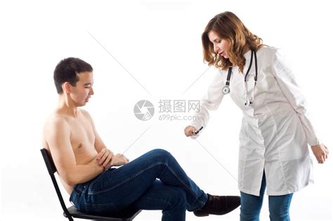 女医生检查一名东亚外表孤立在白色上病人的高清图片下载 正版图片505160293 摄图网
