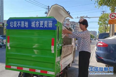 摇铃收灰获好评 环卫化身收件员图片新闻