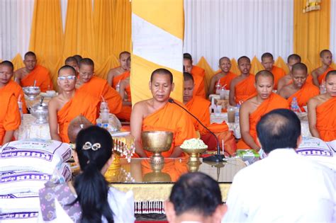 ឯកឧត្តម ងួន រតនៈ រៀបចំចង្ហាន់ប្រគេនព្រះសង្ឃចំនួន ១៤៨អង្គ នៅវត្តកំពង់ធំ