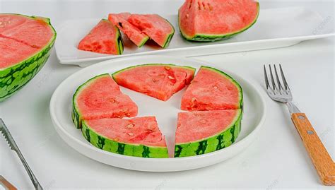 여름 맛있는 과일 낮에 자른 수박 한 접시 배경 신선한 다이어트 빨간 배경 일러스트 및 사진 무료 다운로드 Pngtree