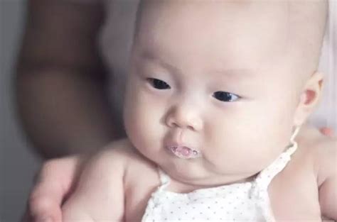 不正常宝宝吐泡泡图片正常宝宝吐泡泡图片最的蚕宝宝的图片大山谷图库