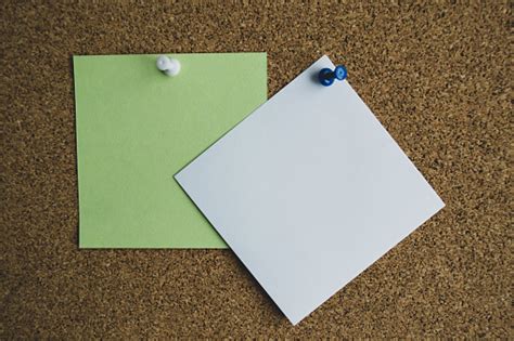 코르크 보드에 녹색 흰색 노란색의 세 종이 노트 흰색 푸시 핀 부착 복사 공간 0명에 대한 스톡 사진 및 기타 이미지 0명