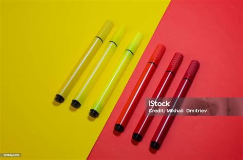 빨간색과 노란색 펠트 팁 펜과 창조적 인 2 색 구성 0명에 대한 스톡 사진 및 기타 이미지 0명 3가지 개체 구도