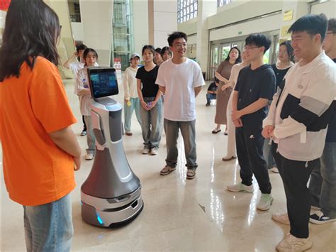 科技赋能中国旅游日，信阳博物馆机器人讲解员“小博”成新宠 馆内动态 信阳博物馆