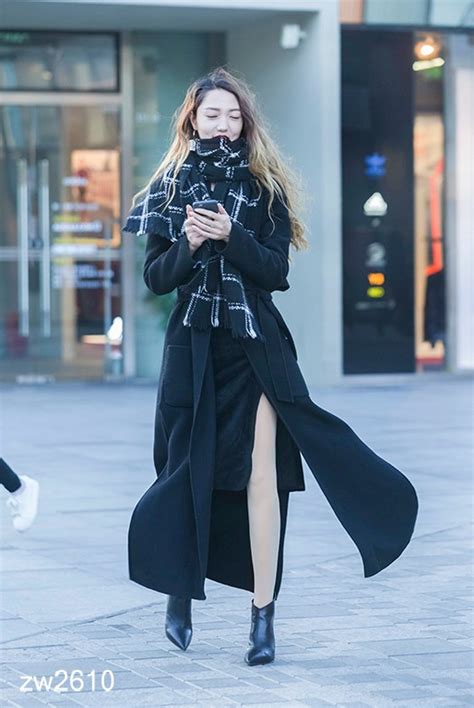 街拍连衣裙美女，长长的裙摆随风飘舞，性感美腿尽显让人欲罢不能