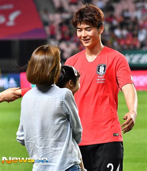 포토엔hd 기성용 아내 한혜진 바라보며 함박 미소