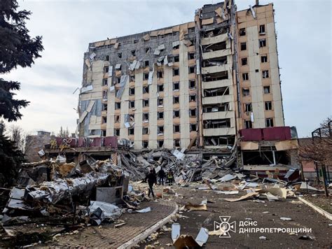В ДСНС показали фото наслідків ракетного удару по Кривому Рогу