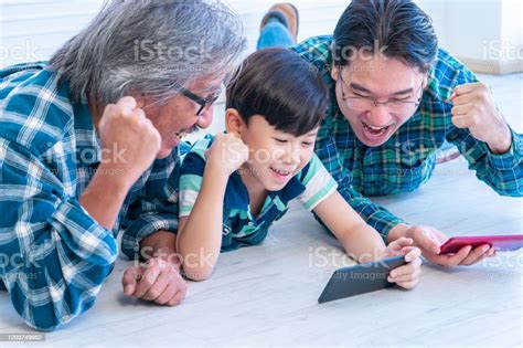 현대 기술 가족 개념에 함께 스마트폰을 사용 하는 3 Genertaion의 가족 60 69세에 대한 스톡 사진 및 기타 이미지
