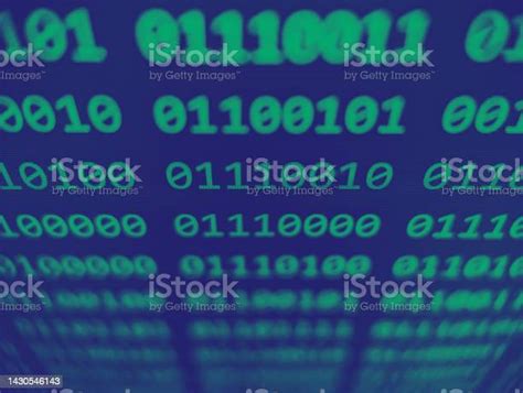 화면에 1초와 0초가 표시된 이진 컴퓨터 코드의 클로즈업 보기 0에 대한 스톡 사진 및 기타 이미지 Istock
