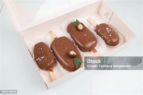 초콜릿 케이크는 막대기에 아이스크림 형태로 튀어 나온다 나무 스탠드 상단 전망 컨셉 음식 과자 0명에 대한 스톡 사진 및 기타 이미지 Istock