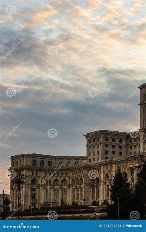 Um Prédio Grande Muitas Janelas Na Frente Imagem de Stock Imagem