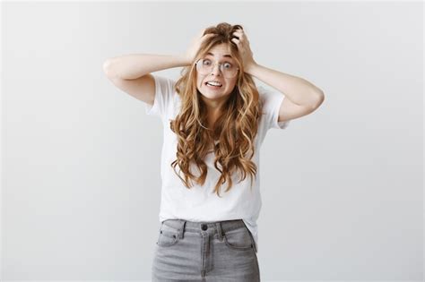 Chica Rubia Ansiosa Y Alarmada En Pánico Mirando Sorprendida Foto Gratis
