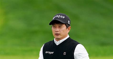 포토 홀아웃하는 강윤석