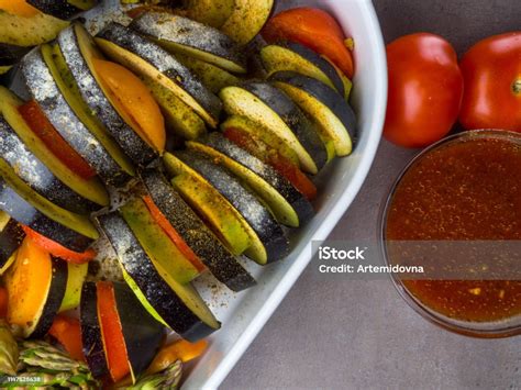 라타투이 채식 애호박 달걀 식물 고추 양파 마늘과 토마토 아로마 허브 올리브 오일과 토마토 소스를 첨가 하 여 가을에 대한 스톡