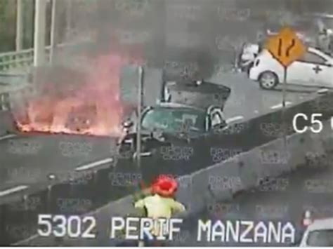 Se incendia auto en segundo piso del periférico en CDMX