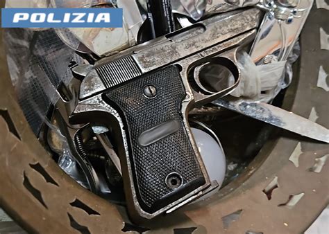 Oltre 2 Kg Di Droga E Un Arma Clandestina Polizia Arresta 27enne