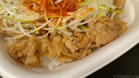 すき家の『赤だれ白髪ねぎ牛丼』がピリ辛シャキシャキで美味しい！ 買てみた