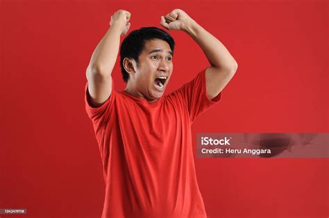 젊은 아시아 남자는 행복하고 흥분 승리 제스처를 표현 성공및 축하 25 29세에 대한 스톡 사진 및 기타 이미지 25 29세 경외감 긍정적인 감정 표현 Istock