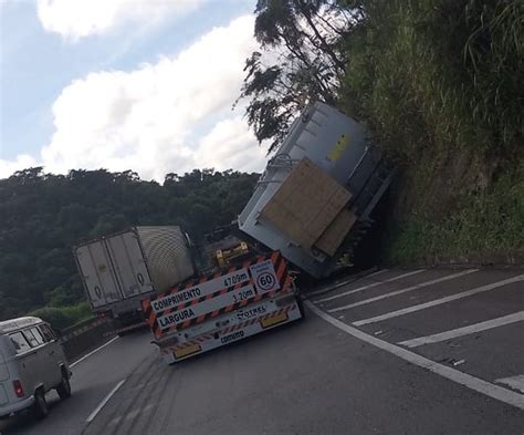Carga De Carreta Tomba Na Via Dutra Em Piraí Pista Parcialmente
